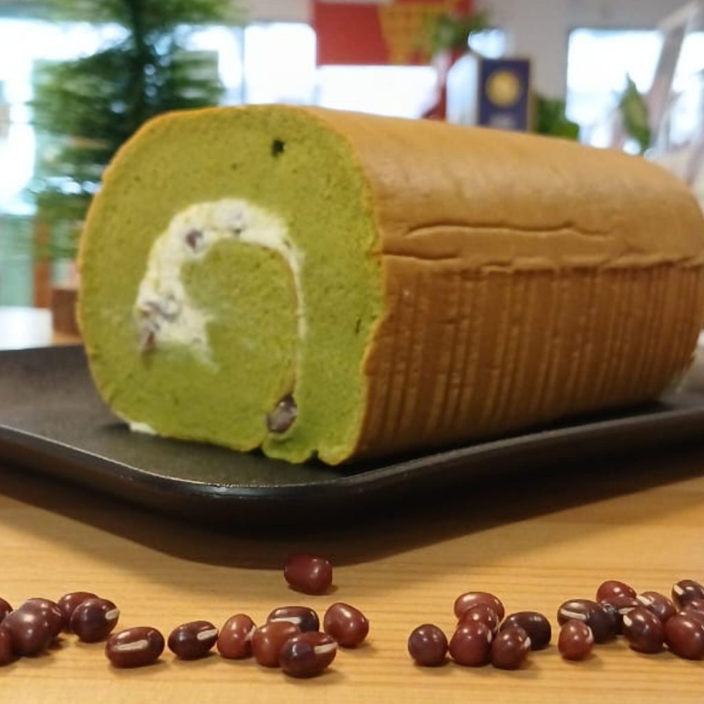 W Bakery Matcha Red Bean Swiss Roll – Wmart